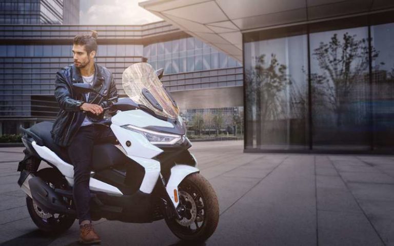 VOGE SR4 MAX : Un maxi-scooter prêt à affronter la concurrence
